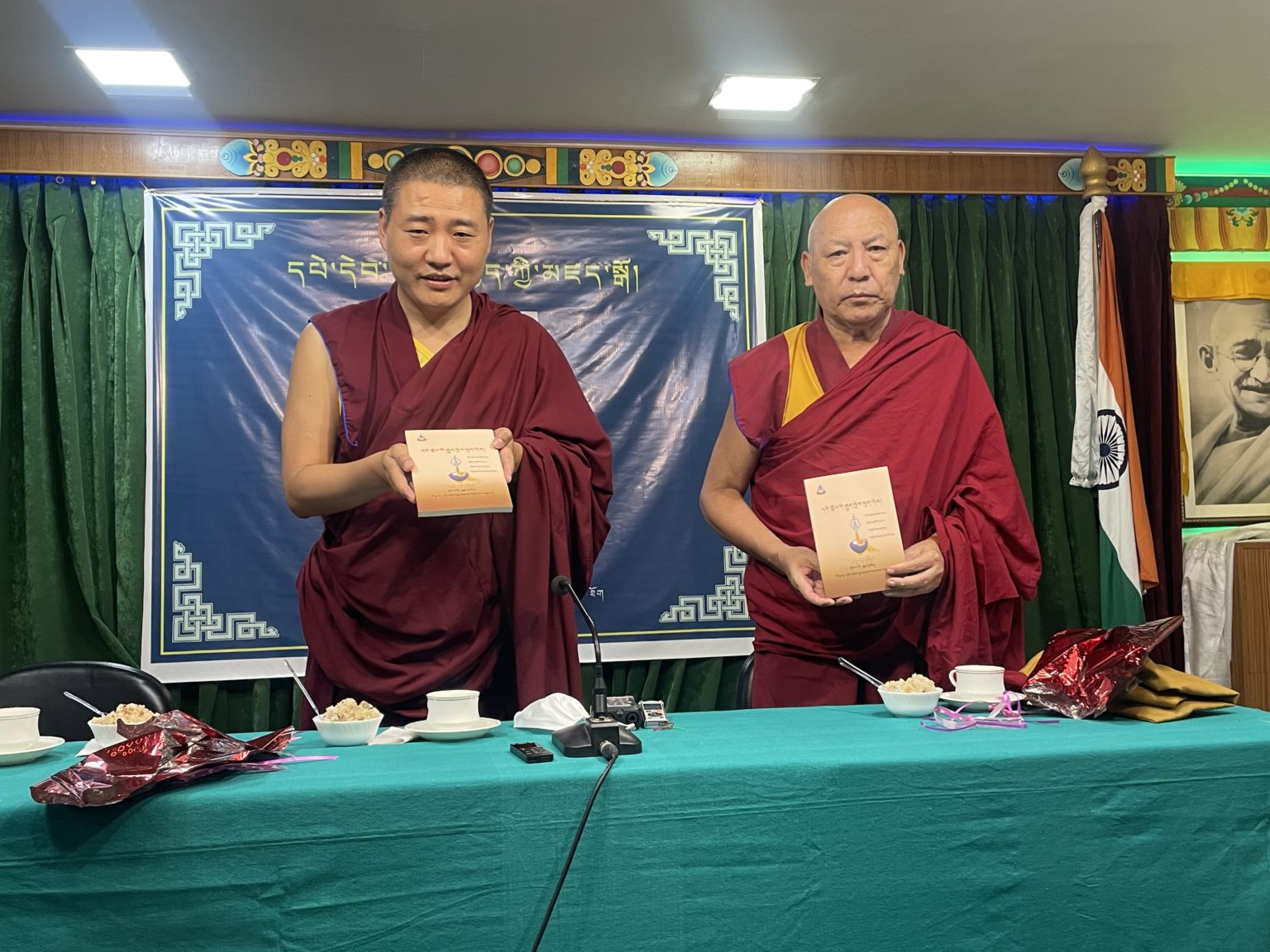 དགེ་སློང་གི་རྒྱུན་ཁྱེར་ཕྱག་དེབ་ཅེས་པའི་དཔེ་དེབ་ཅིག་བོད་བསྒྱུར་གནང་ཡོད ...